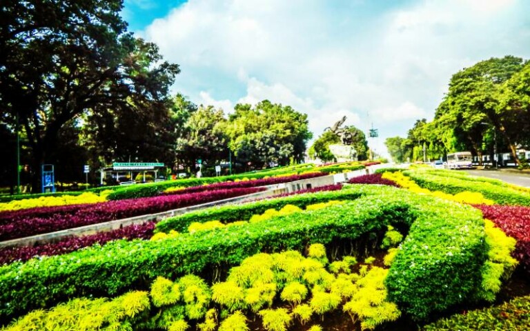 √ Taman Suropati: Sejarah, Fasilitas & Tiket Masuk